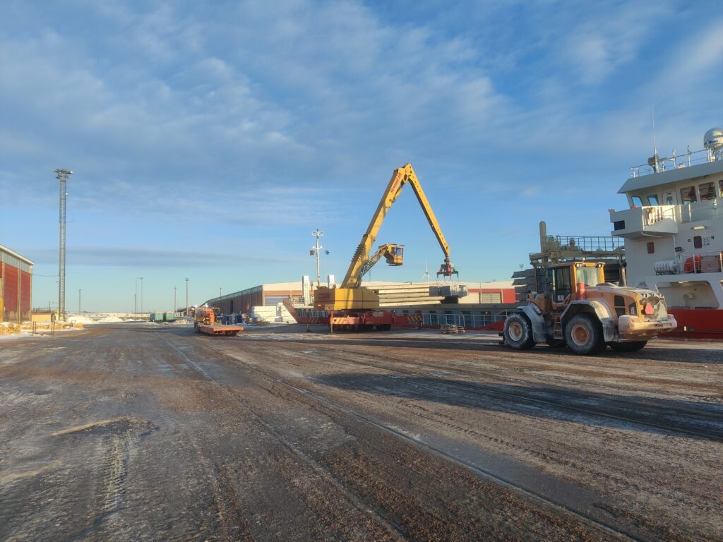 Cargo delivery by breakbulk vessel - Hacklin Hamiko