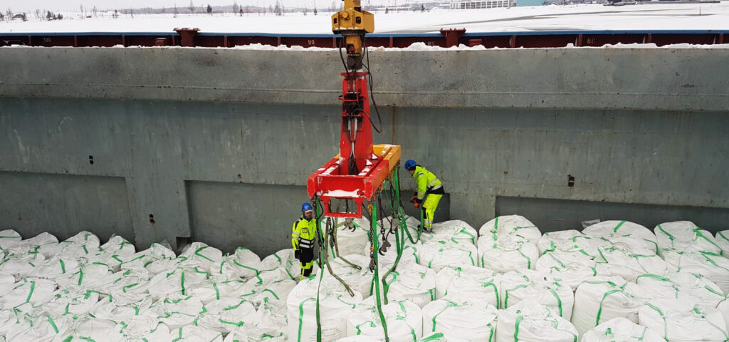 Vessel unloading - Hacklin Hamiko