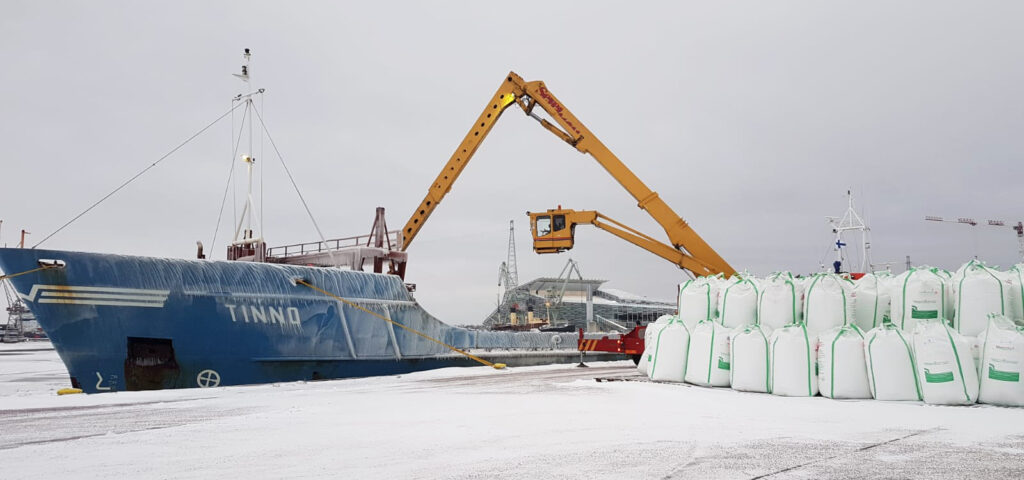 Vessel unloading - Hacklin Hamiko