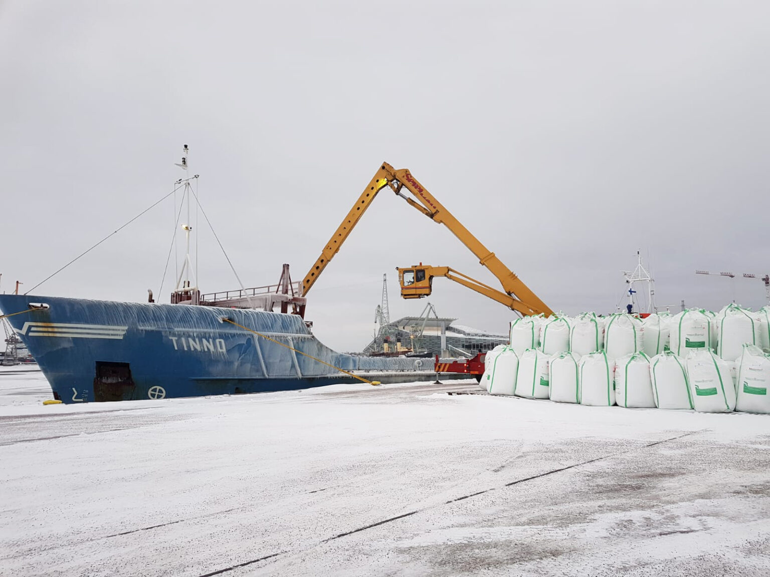 Vessel unloading - Hacklin Hamiko