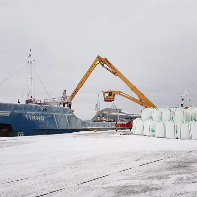 Vessel unloading - Hacklin Hacklin Hamiko