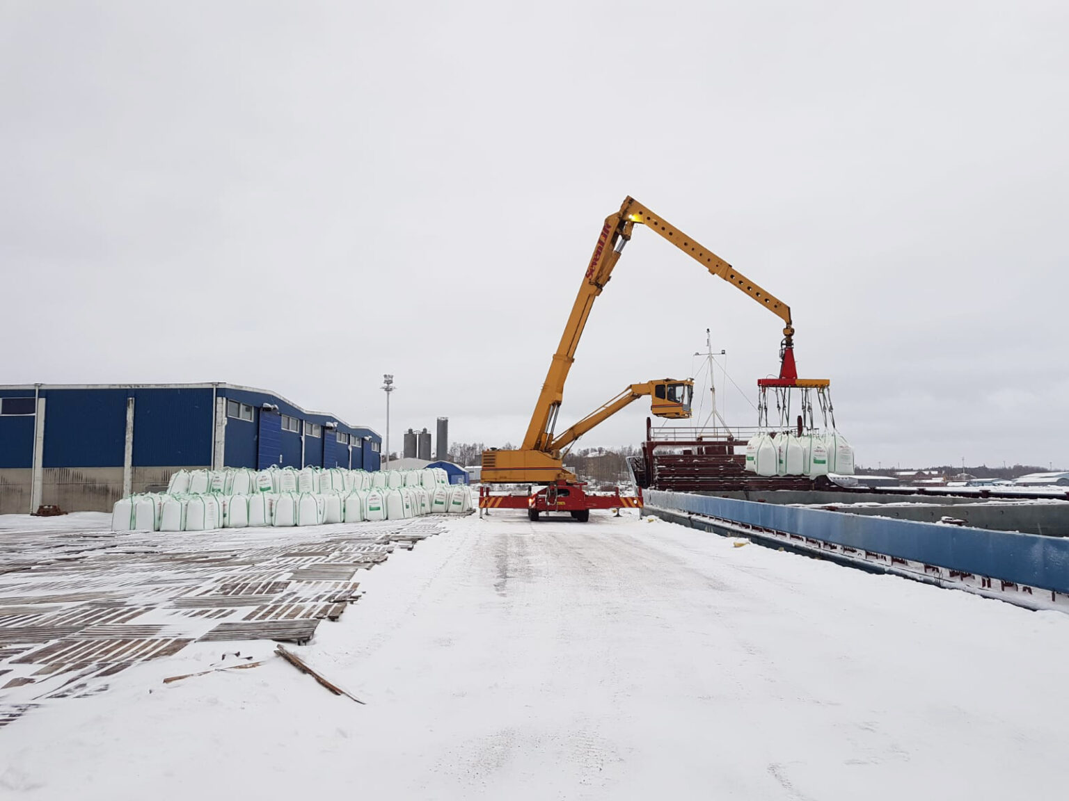 Vessel unloading - Hacklin Hamiko