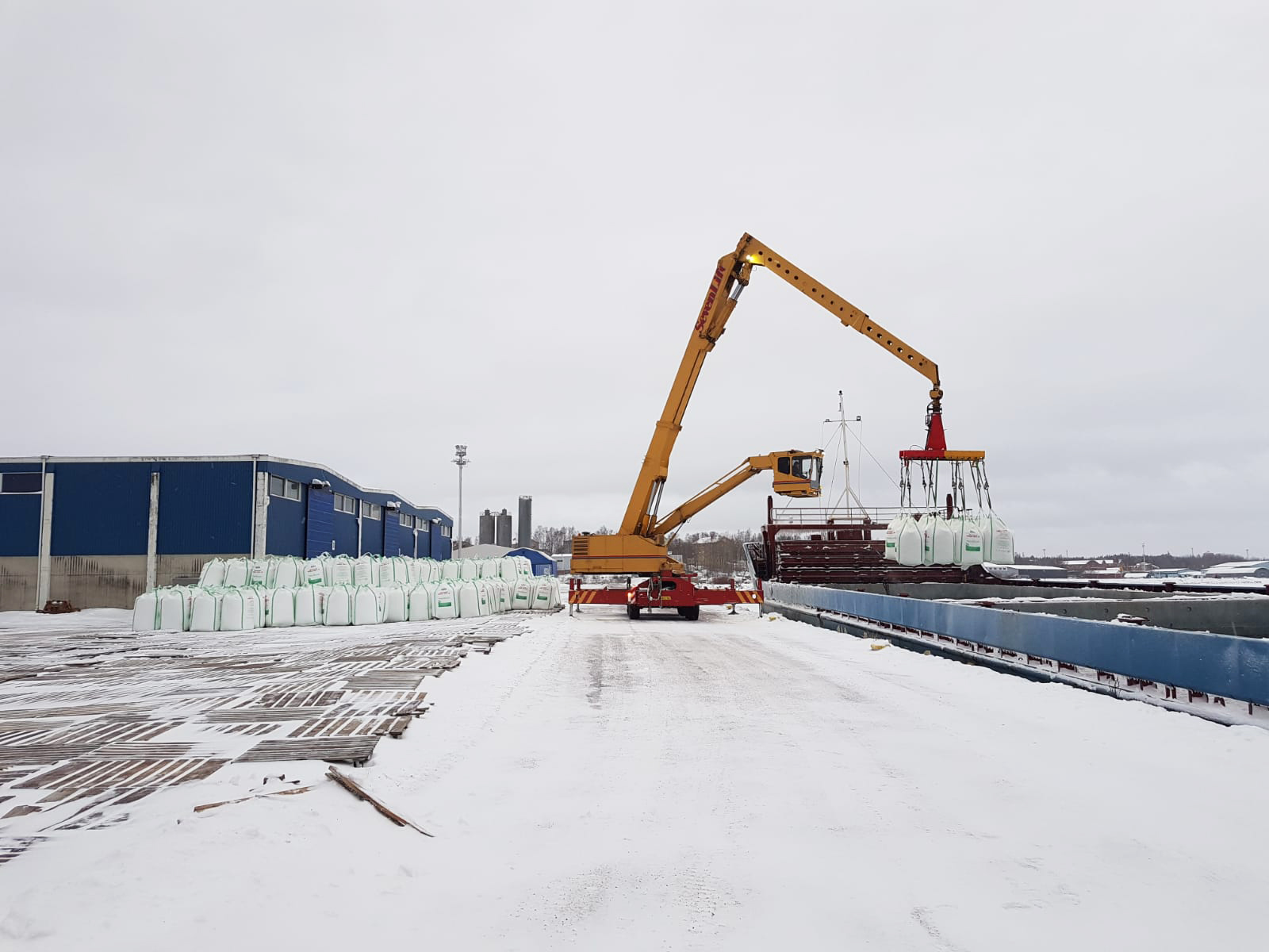 Vessel unloading - Hacklin Hamiko